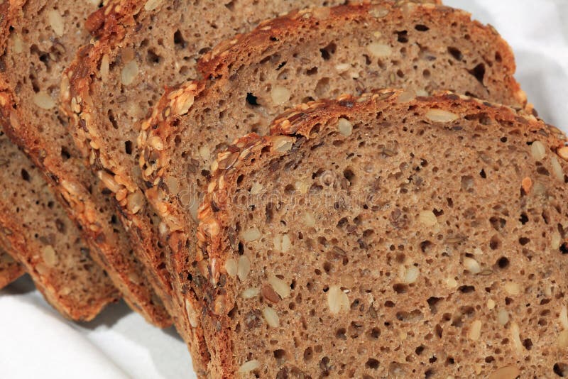 Verse Duitse broodjes stock foto. Image of plaat, zaden - 32842924