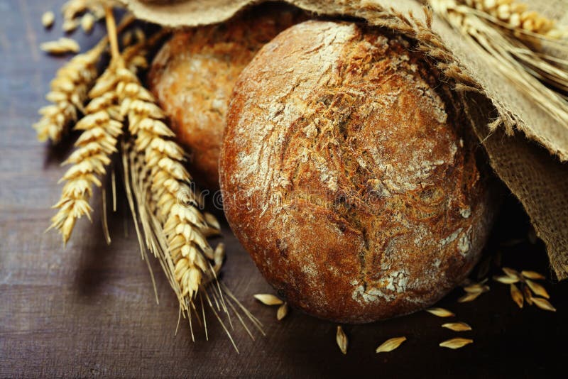 Vers gebakken brood stock afbeelding. Image of achtergrond - 24486211