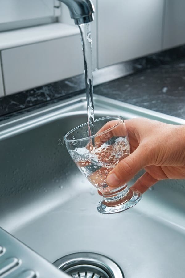 Vers leidingwater stock afbeelding. Image of blauw, daling - 18679103