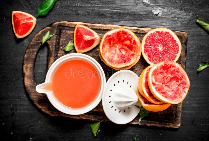Verse Roze Sap En Grapefruits Met Groene Bladeren Hoogste Mening Als ...