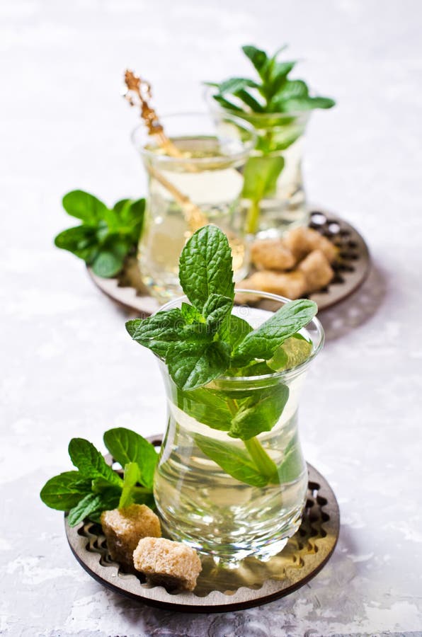 Vers voorbereide muntthee stock foto. Image of achtergrond - 71347640