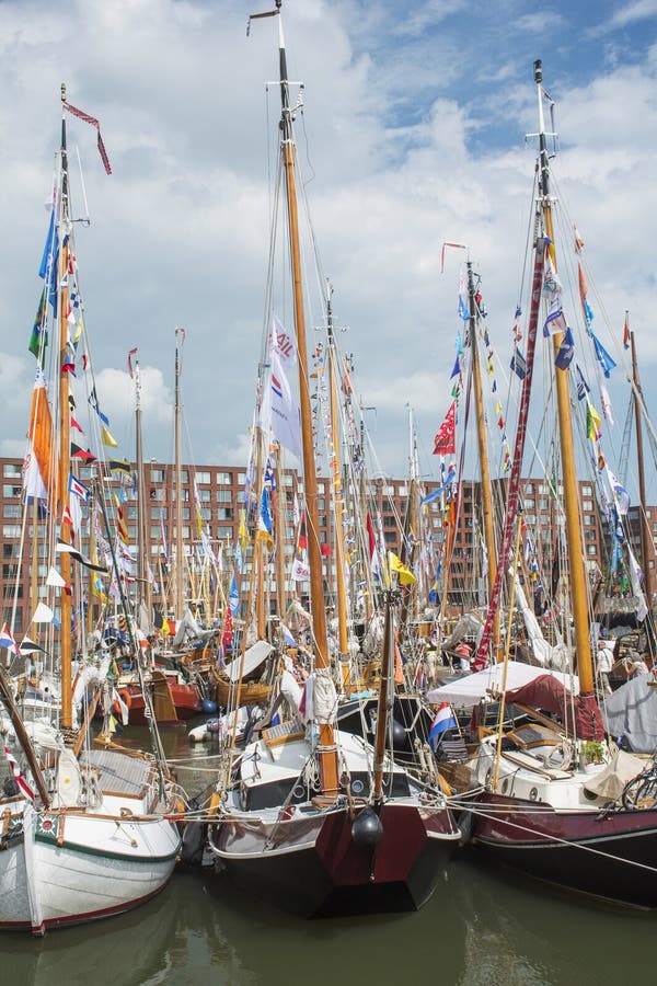 Verscheidene Kleine Boten Op Het Water in De Haven in Amsterdam ...