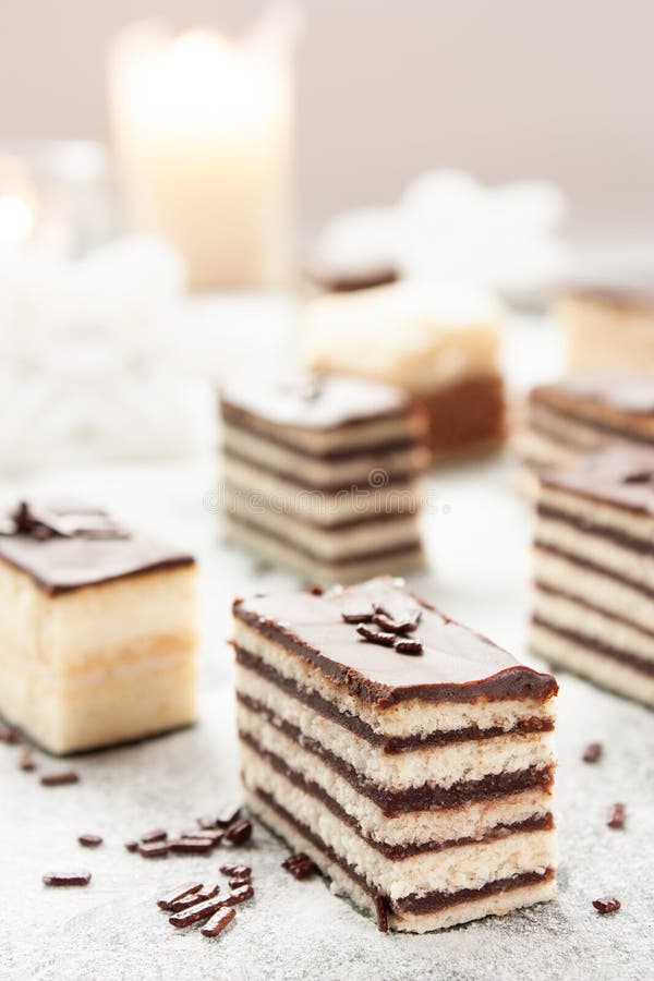 Vierkante De Moussecake Van Het Chocoladefluweel Stock Afbeelding ...