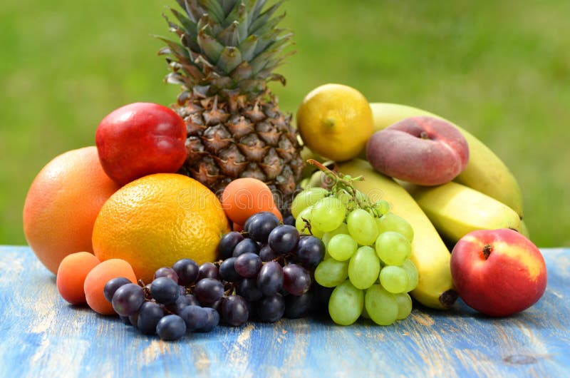 Verscheidenheid Van Vruchten Op Lijst in De Tuin Stock Foto - Image of ...