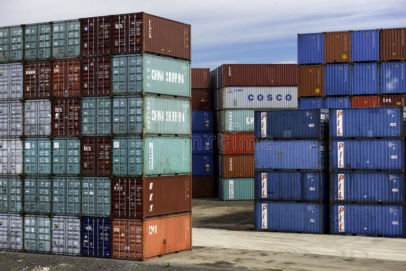 Verschepende Die Containers Voor De Uitvoer Worden Gestapeld ...