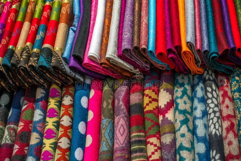 Verschieden Von Den Bunten Geweben an Einem Marktstall Stockbild - Bild ...