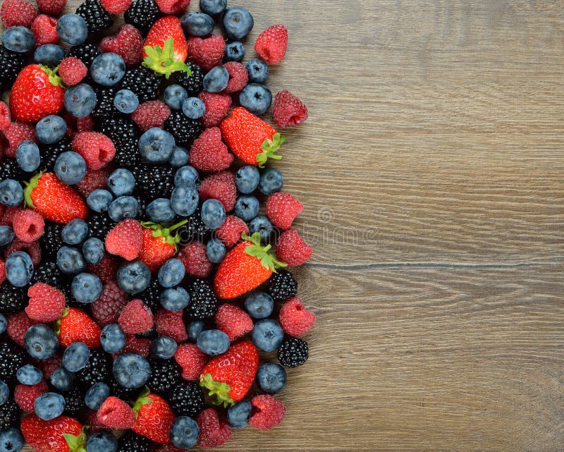 Verschiedene Beeren stockbild. Bild von saisonal, zusammenstellung ...