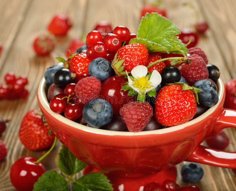 Verschiedene Beeren stockfoto. Bild von reif, frisch - 33311264