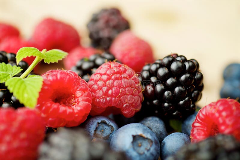 Verschiedene Beeren stockfoto. Bild von beere, geschmackvoll - 75684194