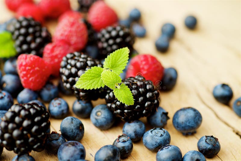 Verschiedene Beeren stockbild. Bild von blaubeere, hölzern - 75684241