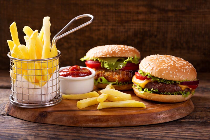 Hamburger Mit Pommes-Frites Und Zwiebelringen Stockbild - Bild von ...