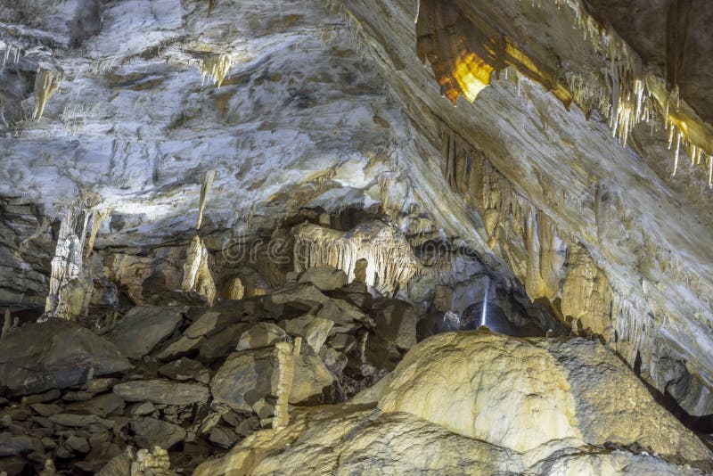 Stalagmieten En Stalactieten in Inham Stock Afbeelding - Image of reis ...