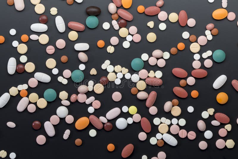 Verschillende Colorfullpillen Op Zwarte Stock Afbeelding - Image of ...