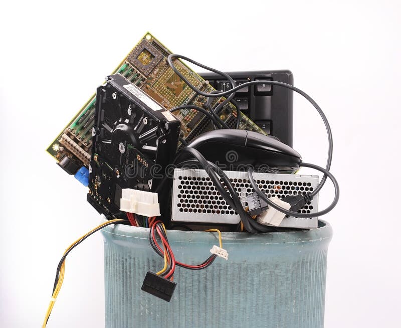 Verschillende Computeronderdelen in De Prullenbak Stock Afbeelding ...