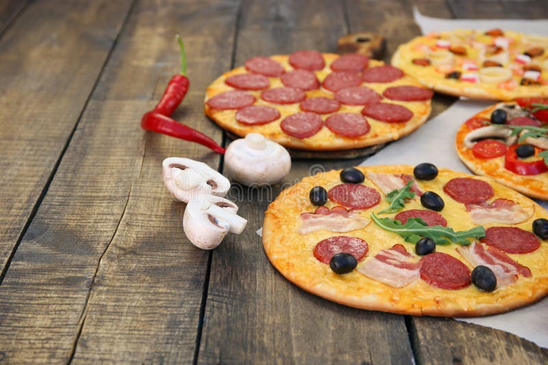 Twee Verschillende Die Pizza's Vers Op Houten Lijst Worden Gebakken En ...