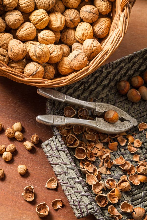 Verschillende Soorten Noten in Rieten Manden Stock Afbeelding - Image ...