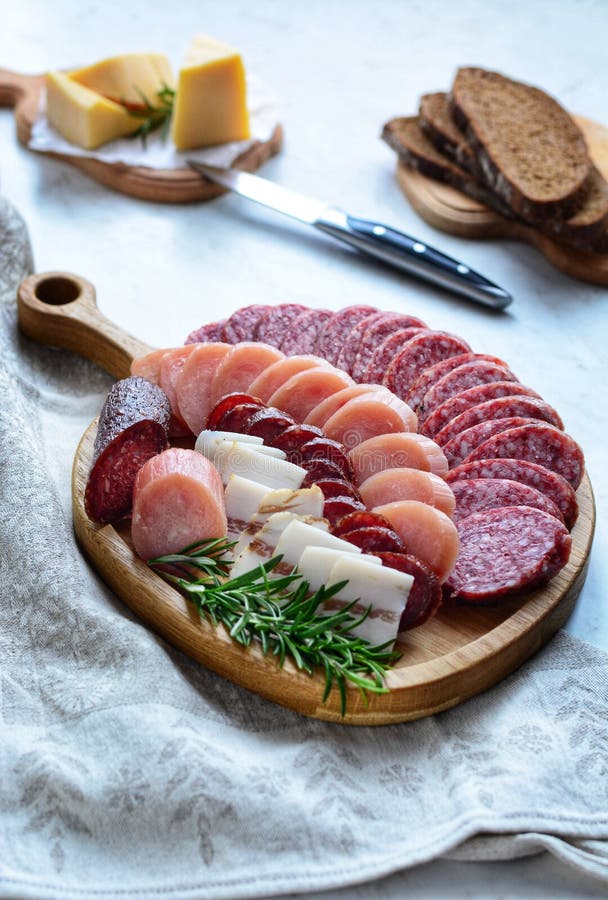 Verschillende Soorten Worst Op Plaatkaas En Brood Stock Foto - Image of ...