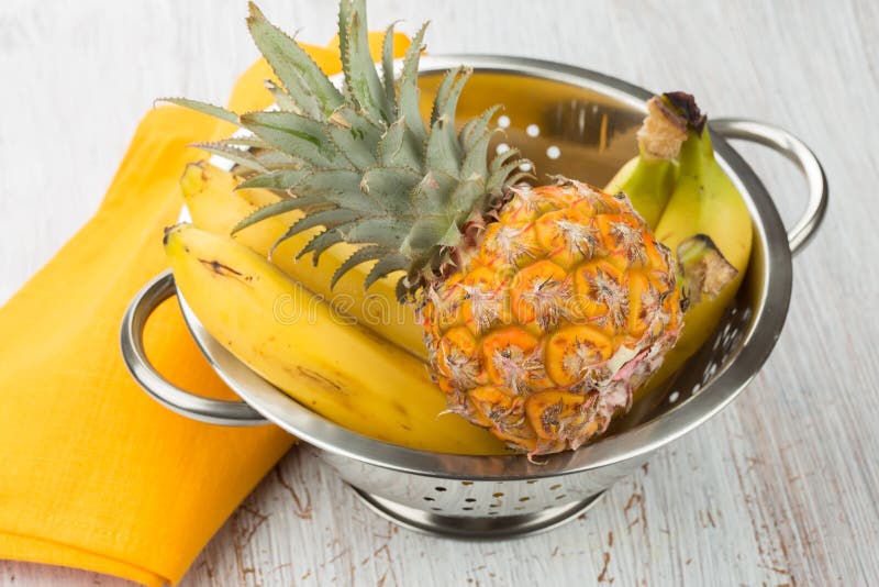 Verse ananas en bananen stock afbeelding. Image of blad - 36215217