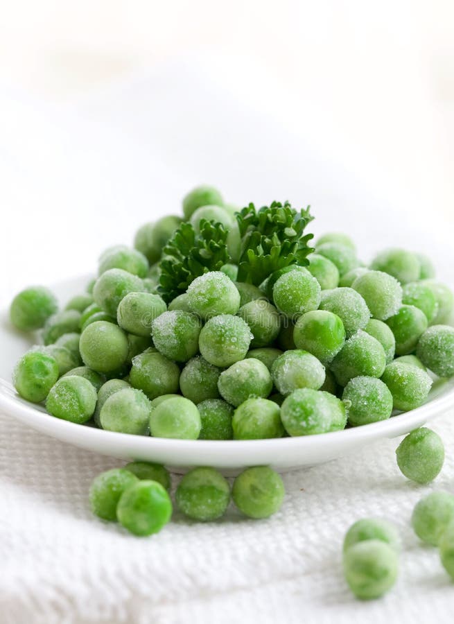Bevroren erwten in kom stock afbeelding. Image of volledig - 36121241