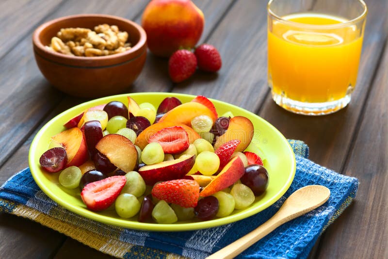 Verse Fruitsalade in De Kom Van Het Glas Stock Foto - Image of glas ...