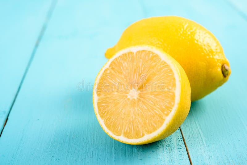 Verse Gele Citroenen Op Lijst Stock Afbeelding - Image of citrusvrucht ...