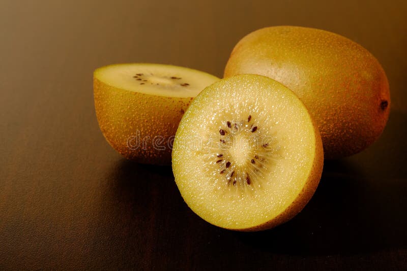 Gouden kiwi stock foto. Image of gezondheid, goud, sappig - 17415748