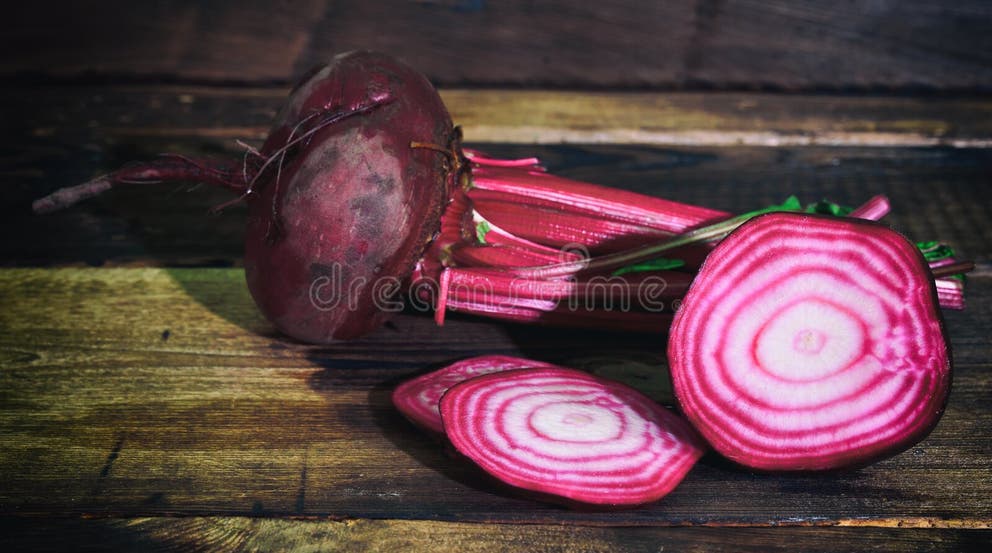 Verse gesneden rode biet stock afbeelding. Image of organisch - 99256011