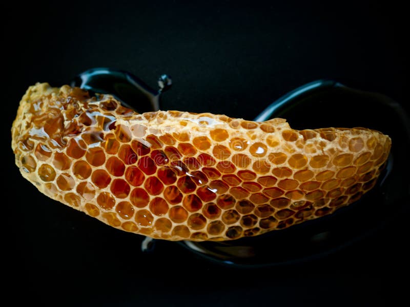 Honingraten Met Verse Gele Honing In De Bijenstal De Imker Houdt De ...