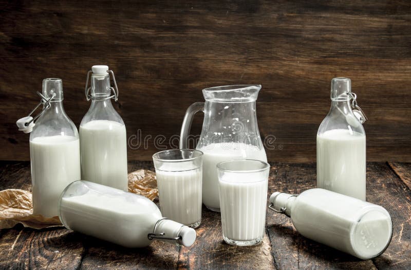 Flessen Verse Melk in Een Oude Doos Stock Foto - Image of lactose ...