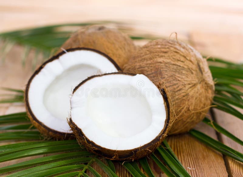 Kokosnoot in De Helft Op Een Hoop Van Kokosnoten Wordt Verdeeld Die ...