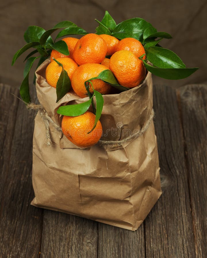 Verse Mandarijnen Met Groene Bladeren Op Witte Achtergrond. Stock Foto ...