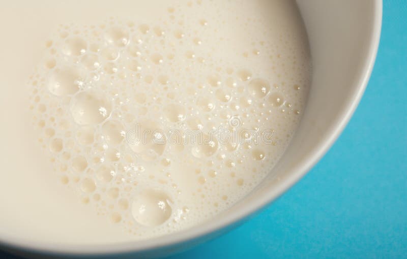 Verse melk stock afbeelding. Image of gieten, drank, product - 12915469