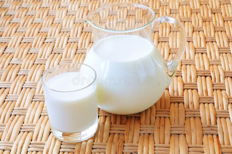 Verse melk stock foto. Image of liter, achtergrond, voedsel - 14961520