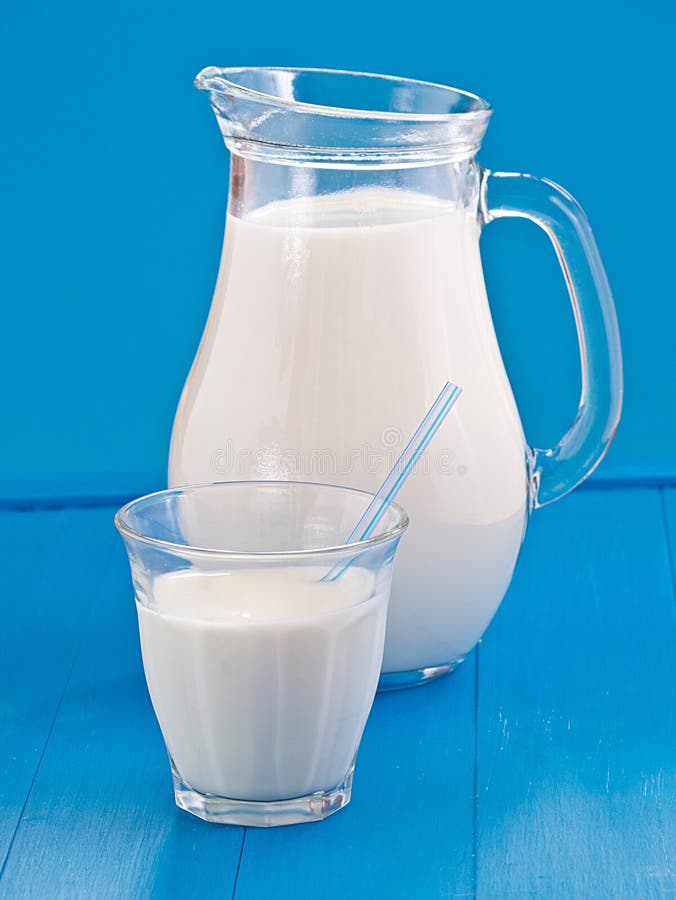 Verse melk in een kan stock foto. Image of producten - 31938944
