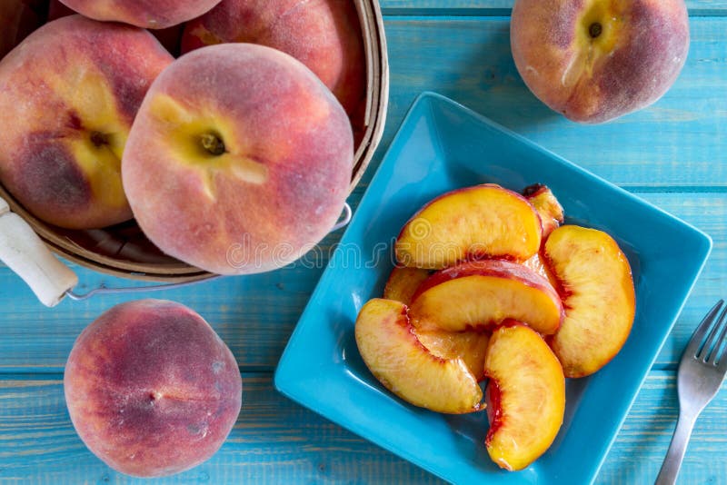 Gele Perziken Op Witte Vierkante Plaat Stock Foto - Image of perzik ...