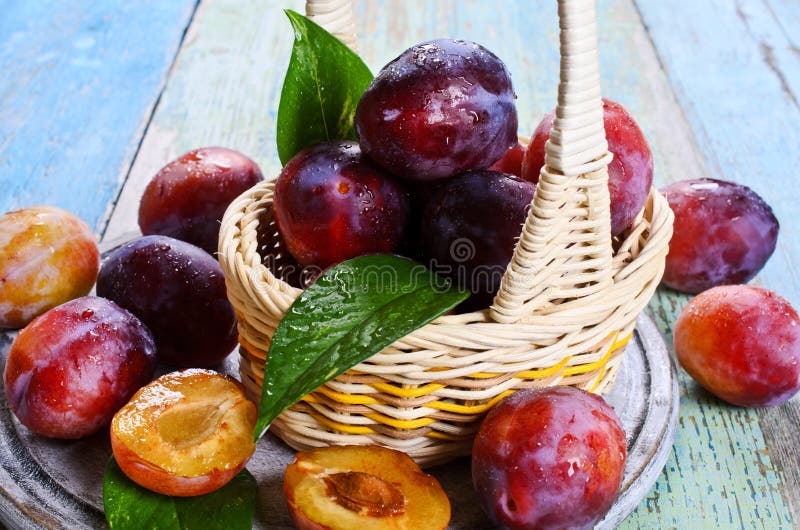 Verse pruim stock afbeelding. Image of najaar, nagerecht - 57539195