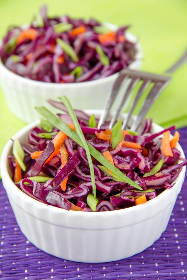 Salade Met Rode Kool En Wortel in Witte Kop Stock Foto - Image of ...