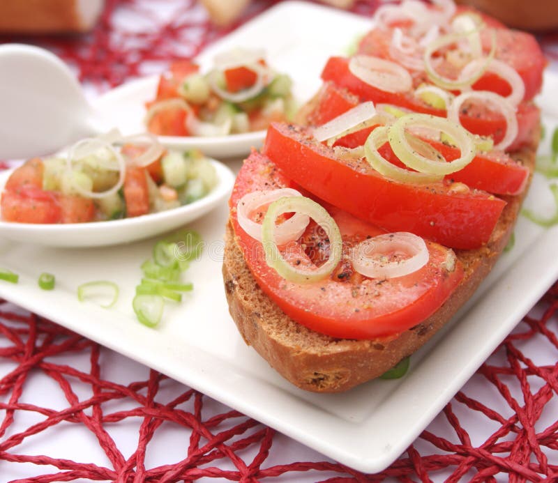 Verse Snack Van Brood En Tomaten Stock Afbeelding - Image of groenten ...
