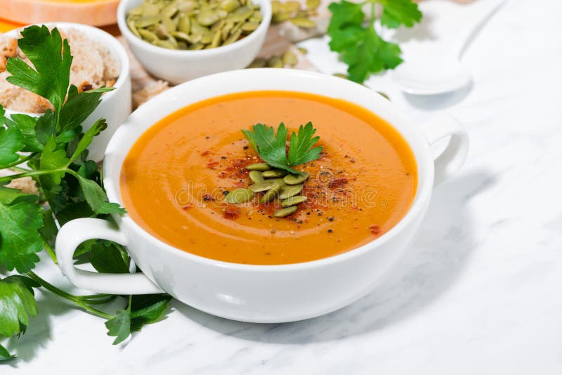 Verse Soep Van Pompoen En Linzen Op Witte Achtergrond Stock Afbeelding ...