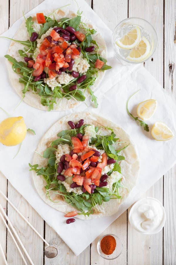 Verse Taco's Met Kip, Groenten En Kruiden Op Een Houten Raad Stock Foto ...