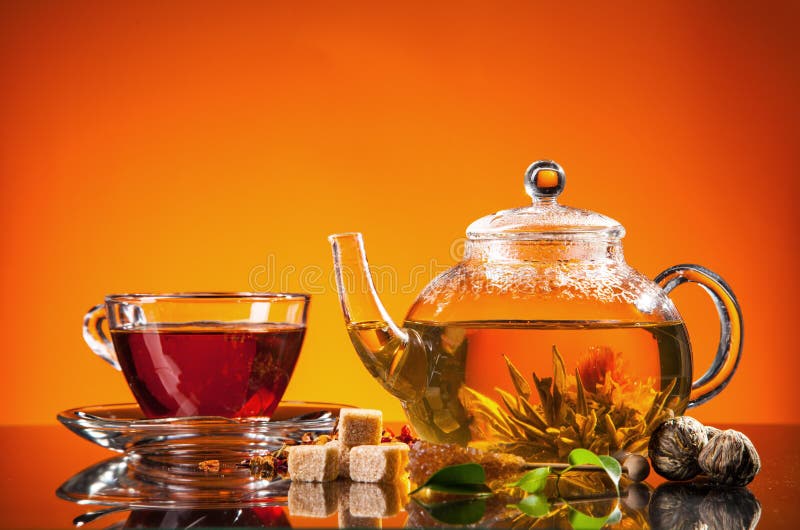 Theepot Verse Thee Op Natuurlijke Achtergrond Stock Afbeelding - Image ...