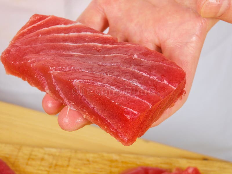 Chef-kok Die Verse Tonijn Snijdt Stock Foto - Image of koken, vissen ...