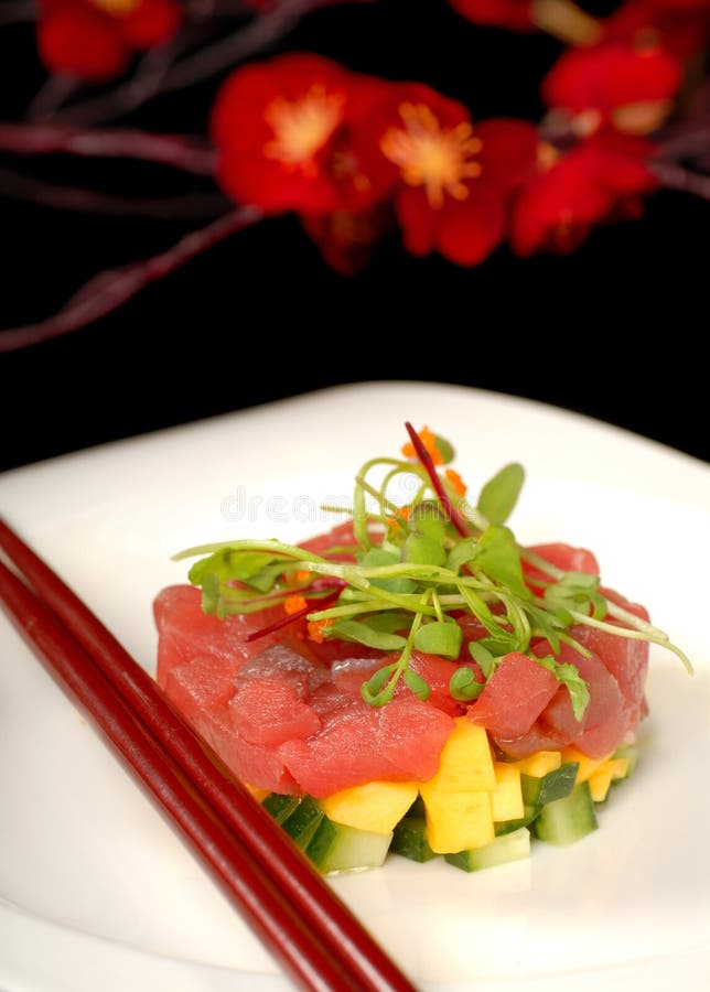 Verse Tonijn, Mango En Komkommer Tartare Stock Foto - Image of micro ...