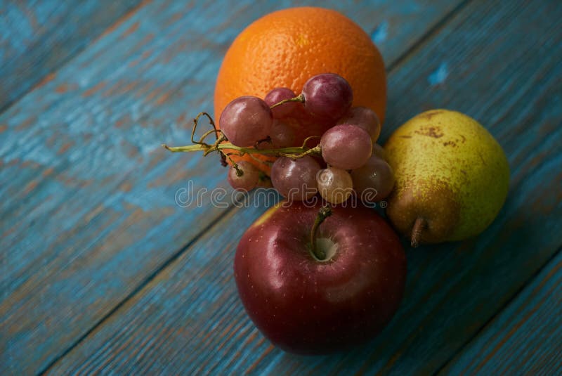 Verse Vruchten Samenstelling Met De Rode Oranje Druiven Van De ...