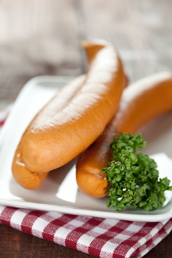 Verse Worsten Op Een Dienblad Stock Foto - Image of houder, kleur: 26527520
