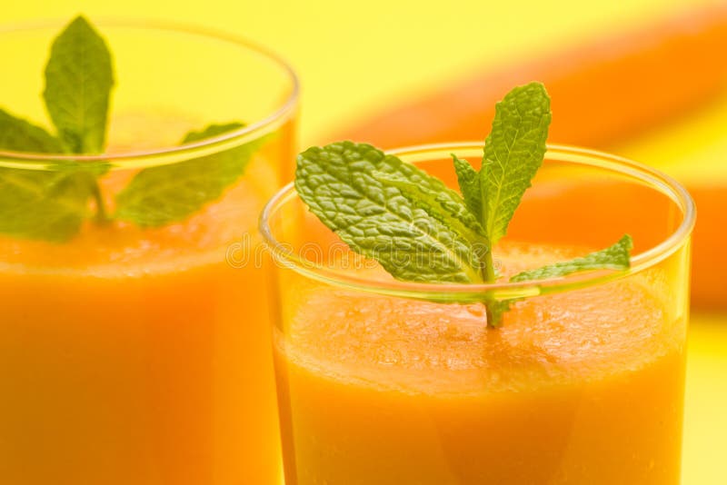 Verse wortelsap en munt stock afbeelding. Image of groen - 8861307