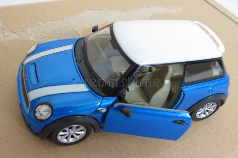 Coche Azul Claro De Mini Cooper En Oxford Foto de archivo editorial ...