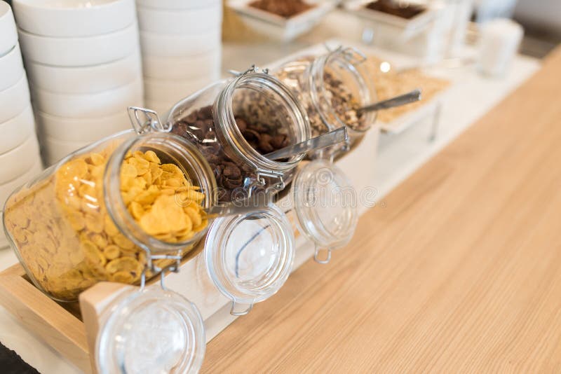 Versorgendes Buffet Mit Corn Flakes Im Glas Stockfoto - Bild von fall ...