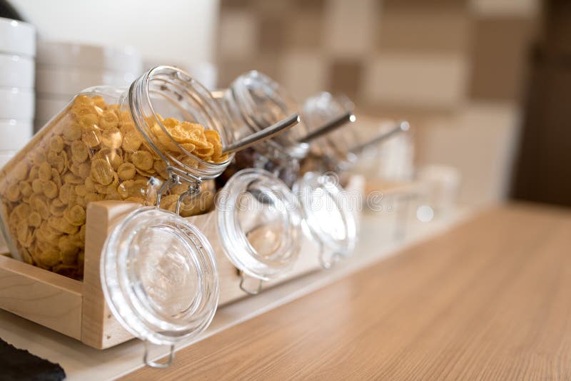 Versorgendes Buffet Mit Corn Flakes Im Glas Stockfoto - Bild von fall ...
