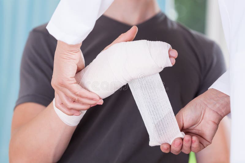 Verstauchung Des Handgelenkes Stockfoto - Bild von schmerz, sprung ...